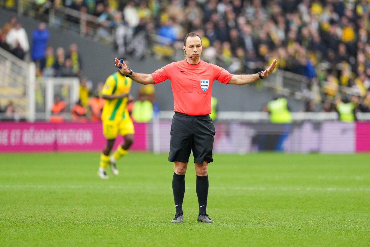 ASSE - Monaco : L'arbitre de la montée au sifflet